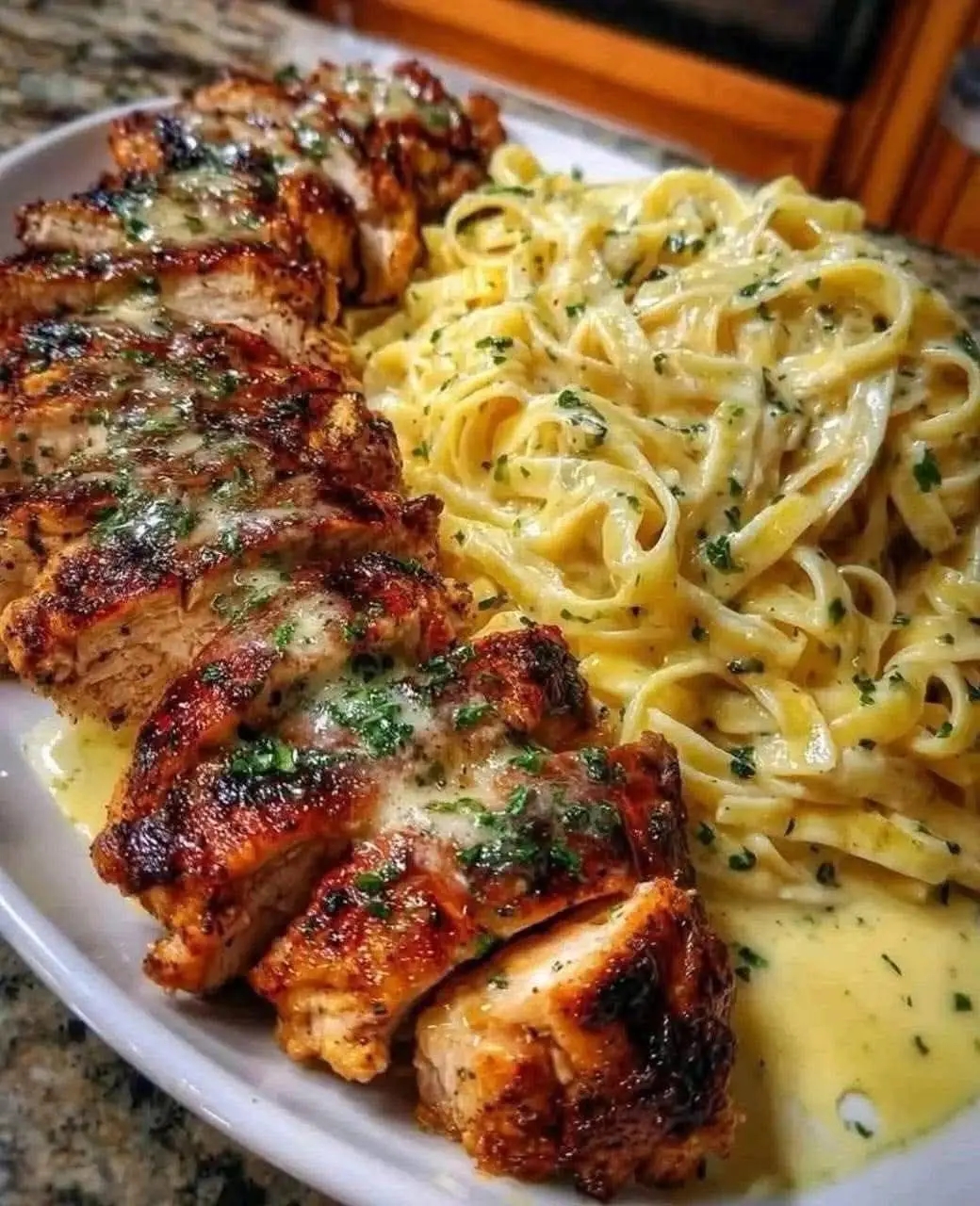 Creamy Garlic Butter Chicken & Linguine in Alfredo Sauce - Find Recipes